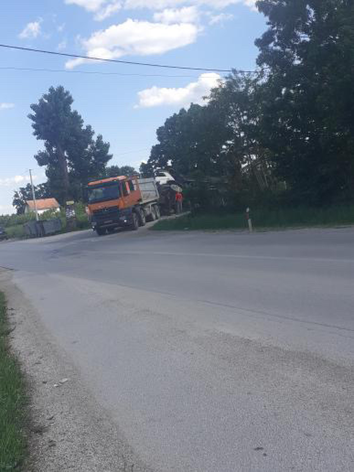 Prevrnuo se građevinski kamion u selu kod Čačka, završio u kanalu pored puta FOTO - B92