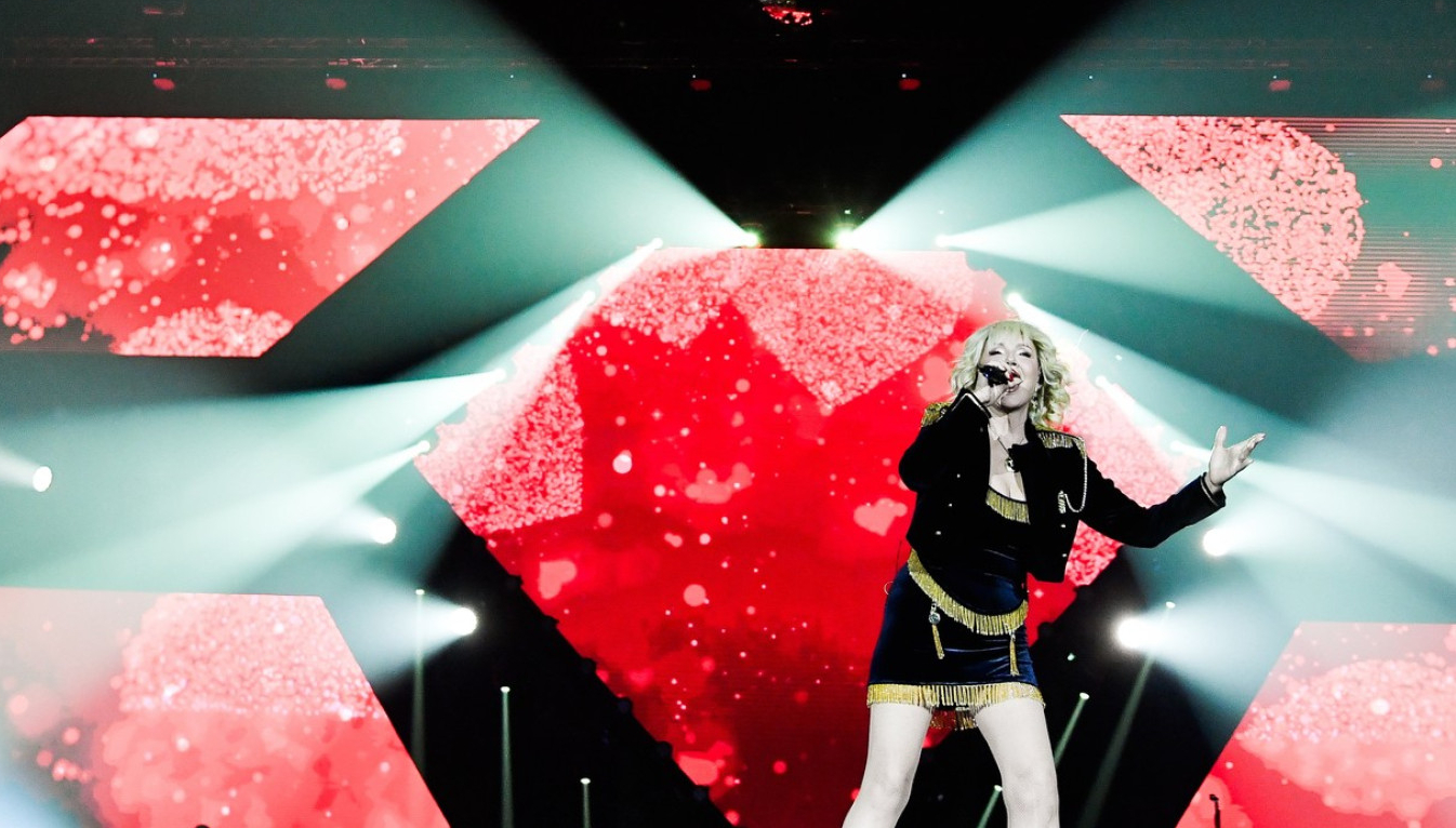 Kamera se ruši, publika peva... Brena objavila snimak kada se snimatelj srušio na nju VIDEO - B92