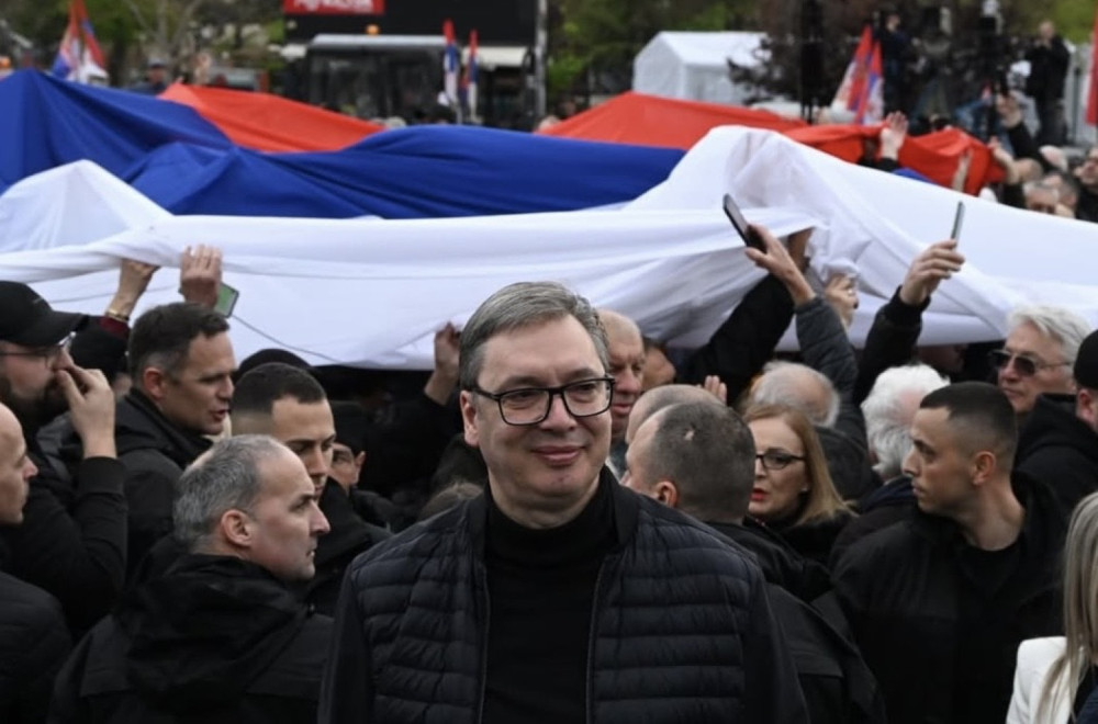 Vučić sa narodom na ulicama Beograda: "Pod istom zastavom, zauvek! Ovo nije samo skup. Ovo je ...