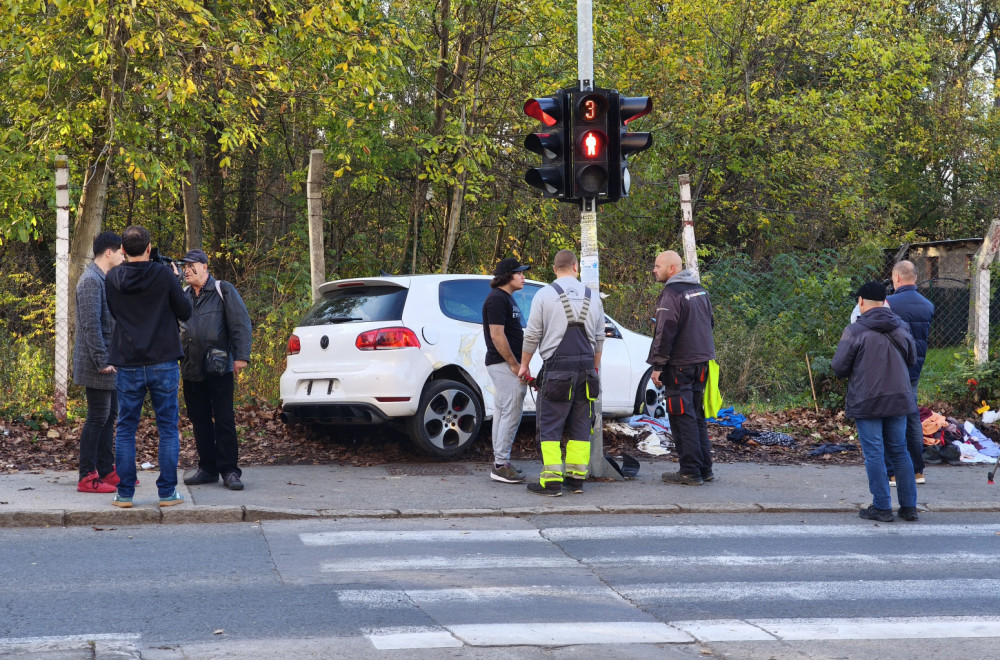 Prve fotografije sa mesta nezgode na Banjici: Povređene dve žene FOTO - B92