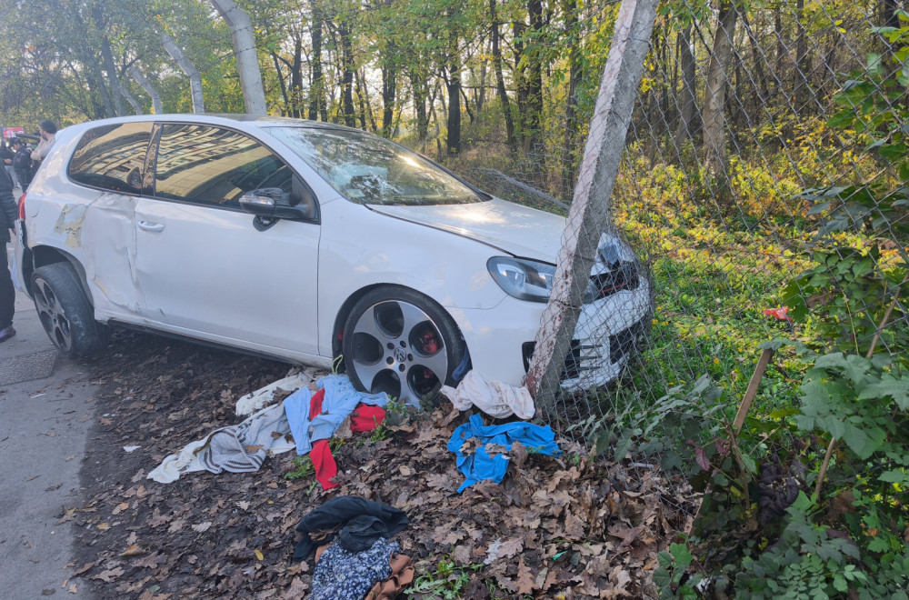 Prve fotografije sa mesta nezgode na Banjici: Povređene dve žene FOTO - B92