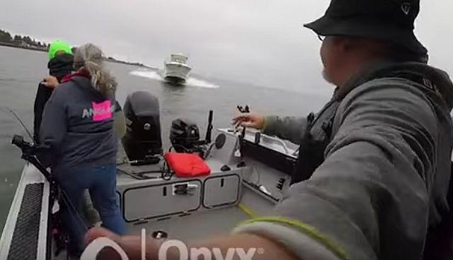 Dramatičan momenat: Ribari "za dlaku" izbegli sigurnu smrt /VIDEO - B92