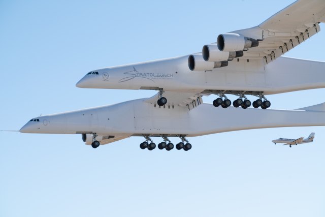 Najveći avion na svetu uspešno završio prvi let FOTO/VIDEO - B92