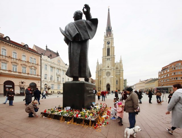 U ulici Jovana Cvijića i na Trgu slobode stotine ljudi iz čitave Srbije ...