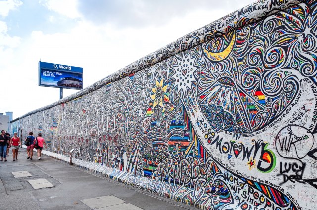 Šamar o kojem bruji ceo svet "osvanuo" na simbolu Berlina FOTO - B92