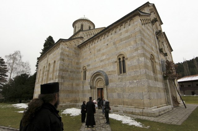 Novi udar na Dečane - "Umesto da vrate zemlju, manastir brišu sa mape ...