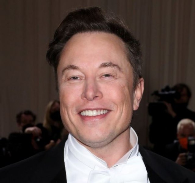 Mask zaveo 23 godine mlađu – ko je nova devojka milijardera? FOTO