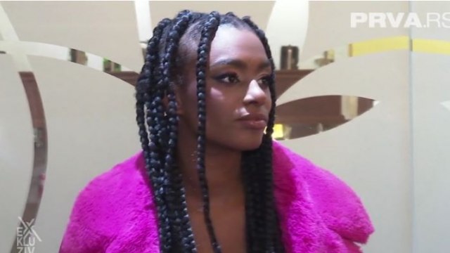 Ko je Sara Kourouma, nova pevačica "Uraganki"? Atraktivna lepotica ...