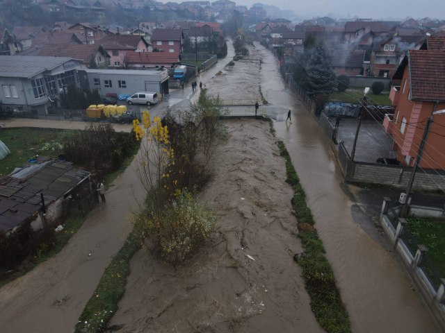 Poplave u Novom Pazaru: Izlila se reka Jošanica FOTO - B92
