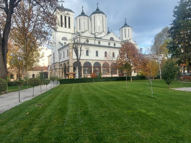 Ispred Saborne crkve u centru Niša: Spomenik visok dva i po metra sa ...