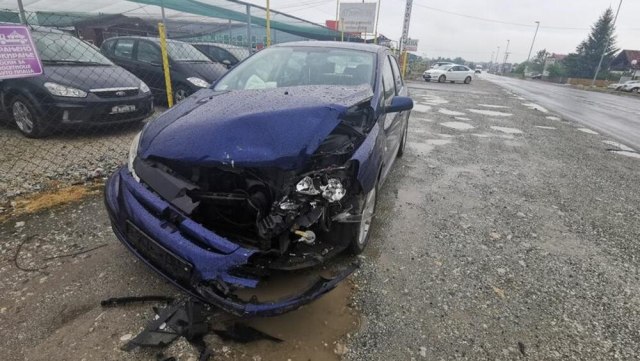 Saobraćajna nezgoda kod Čačka: Dva automobila od siline udara potpuno ...