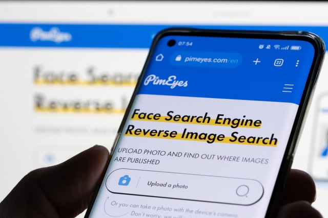 Ova veb stranica je raj za uhode jer ima sve vaše fotografije koje ste ...