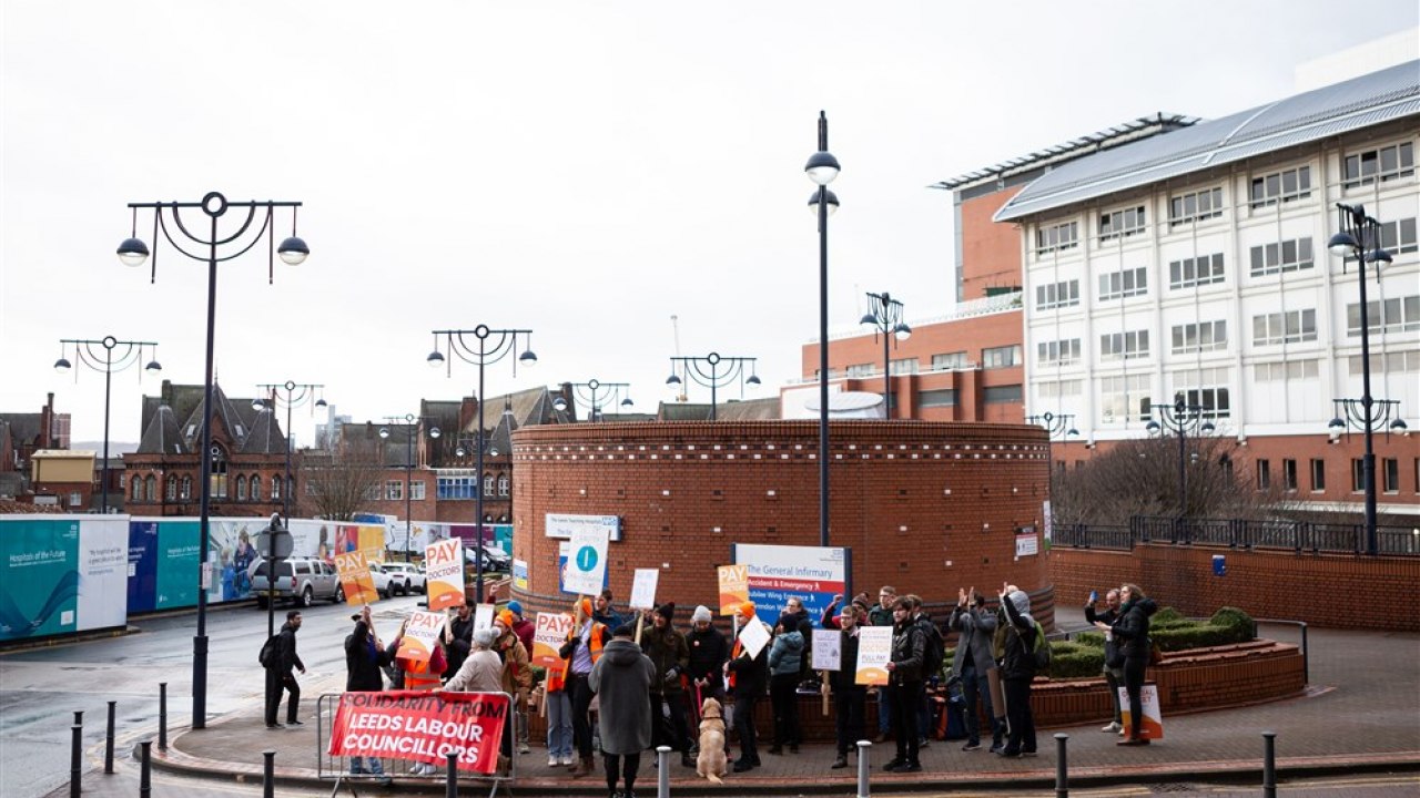 Štrajk medicinskog osoblja: Gore plate od barmena FOTO/VIDEO - Vesti ...