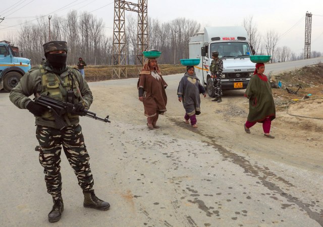 Incident u Indiji: Poginula četiri vojnika - B92
