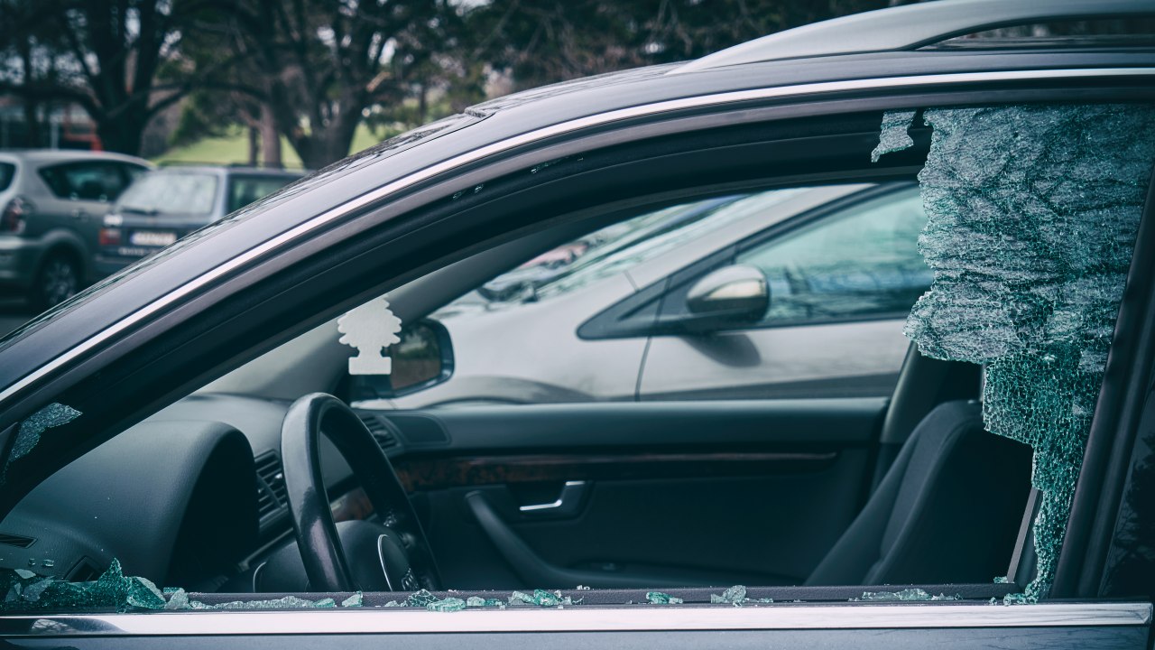 Razbijena stakla i pokradeno više od 20 automobila u Beogradu - Beograd ...