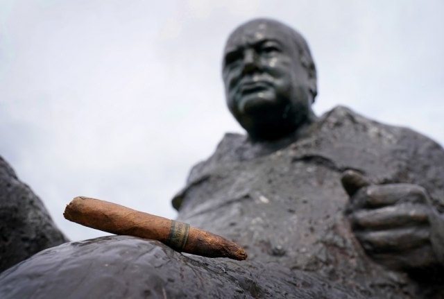 Cena prava sitnica: Napola popušena cigara Vinstona Čerčila na aukciji ...