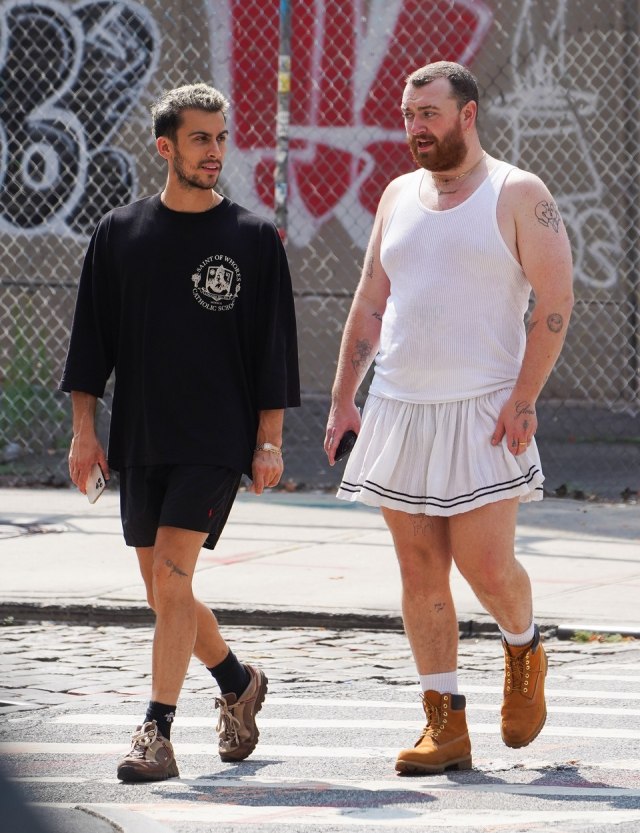 Sve oči su bile uprte u njih: Nebinarni muzičar sa dečkom prošetao u ...