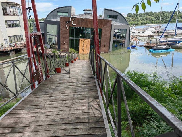 U rekordnom roku izvučen splav iz vode: Tri ronioca borila su se sa 70 tona - B92