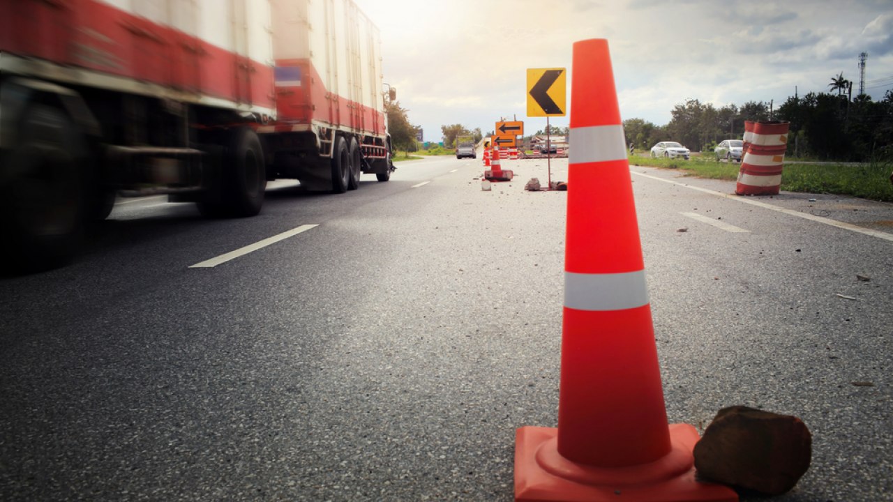 Teretno vozilo sletelo sa kolovoza, zatvoren deo autoputa - Beograd - Servisne informacije - B92 ...