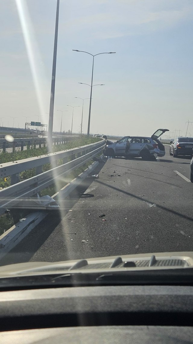 Težak lančani sudar na auto-putu: Vozila potpuno slupana FOTO - B92