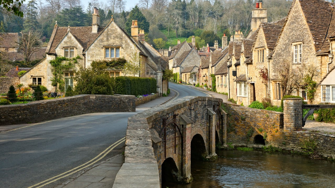 Prodaje se selo po ceni jednog stana: 44 kuće, bar, crkva, škola, bazen ...