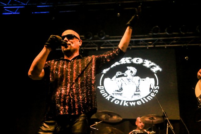 Brkovi proslavljaju 20 godina benda spektakularnim koncertom u Beogradu ...