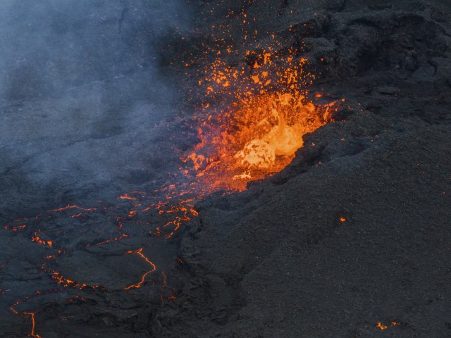 Nova erupcija vulkana na Islandu, izbacuje lavu i do 80 metara visine ...
