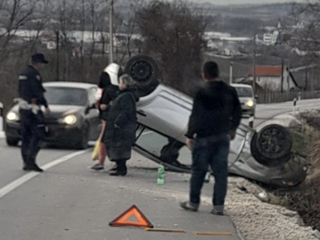 Teška saobraćajna nezgoda kod Topole: Automobil završio na krovu - B92